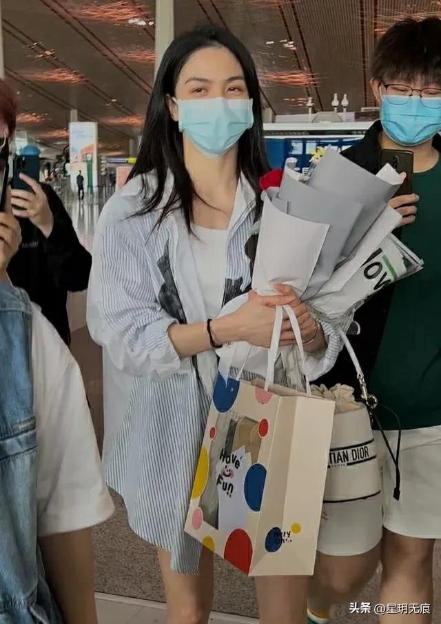 Tang Shiyi wore a striped shirt to show her beautiful legs at the ...