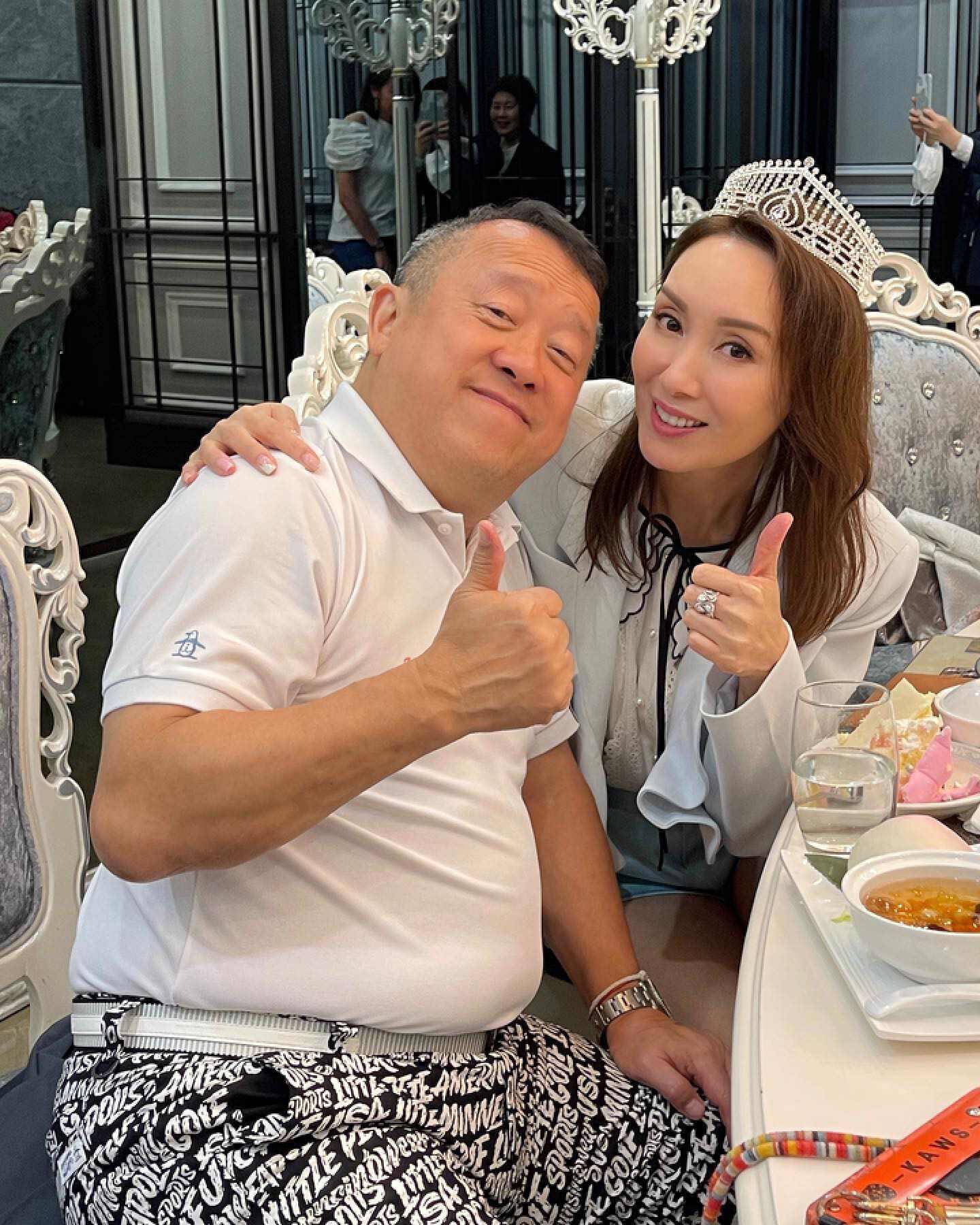 Zeng Zhiwei and 11 Hong Kong sisters gathered, red face and protruding ...