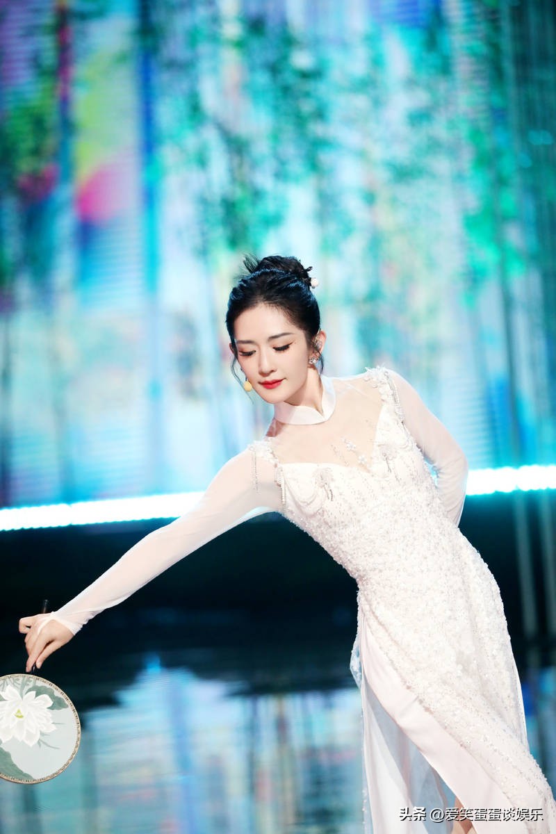 Xie Na's charm on the stage, beautiful legs, white cheongsam and ...