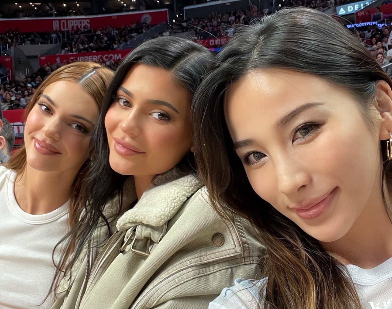 Chinese socialite Jin Doudou appeared at Staples and took a photo with ...