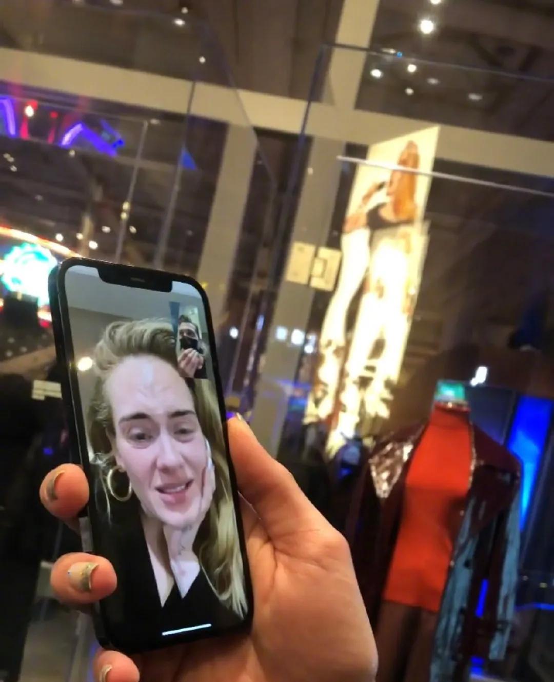 The kind-hearted Adele makes video calls to fans one by one - iNEWS