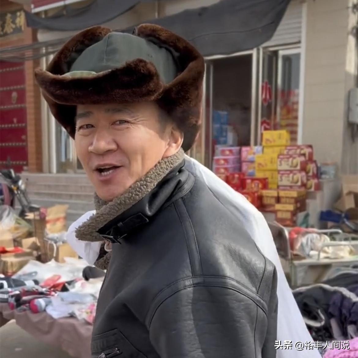 Li Jiaming carries a woven bag to go to the big market to buy new year ...