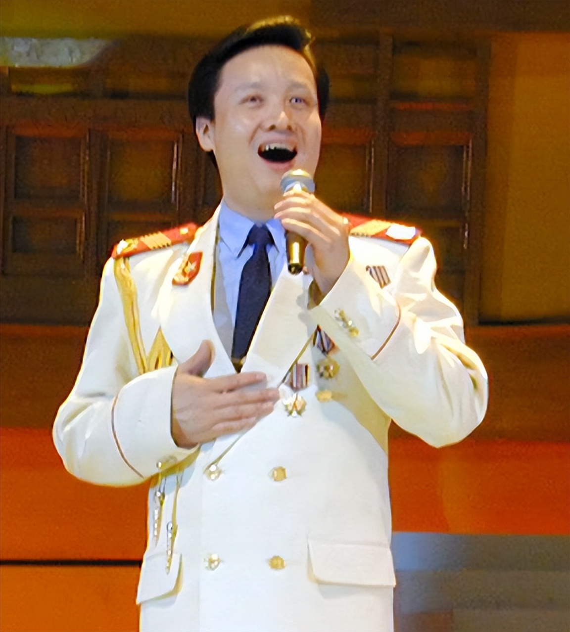 Yan Weiwen: Accompanying his wife to fight cancer for 35 years, his son ...