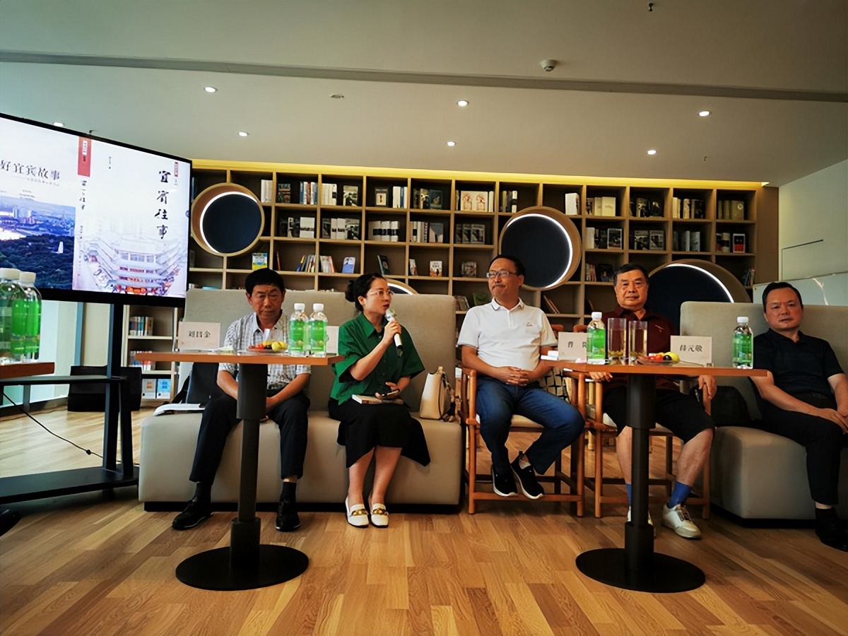 Gathered in Dongshan to share "Yibin's Past" | Yan Tao, a teacher at ...