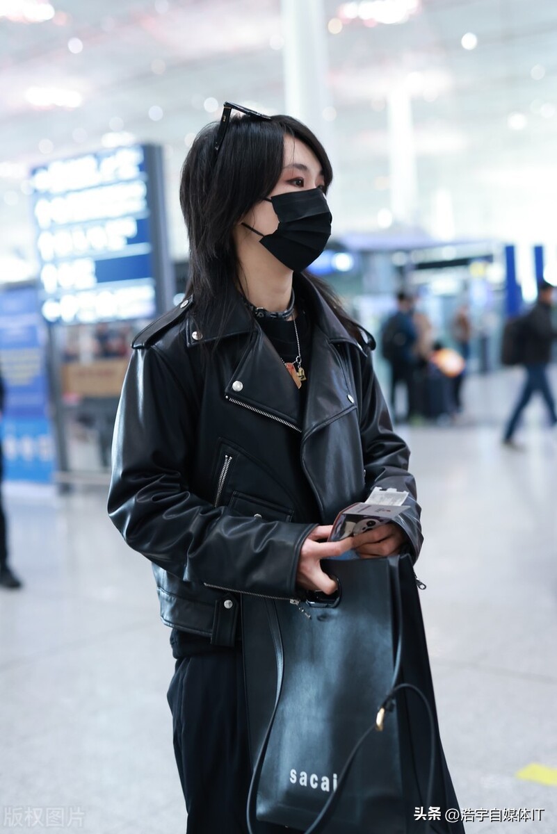 Zhao Meng appeared at the Beijing airport in all black LOOK full of ...