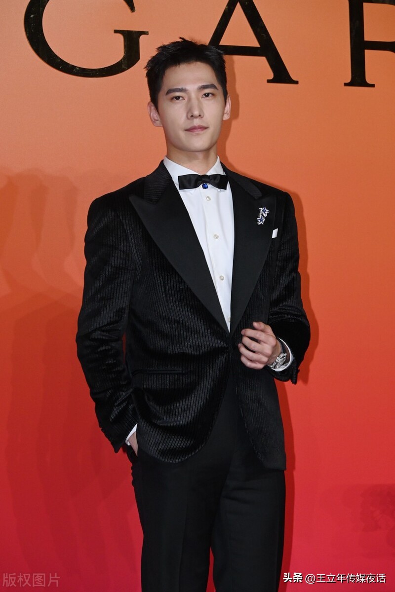 Yang Yang Baolige Banquet: Black suit, bright and handsome - iNEWS