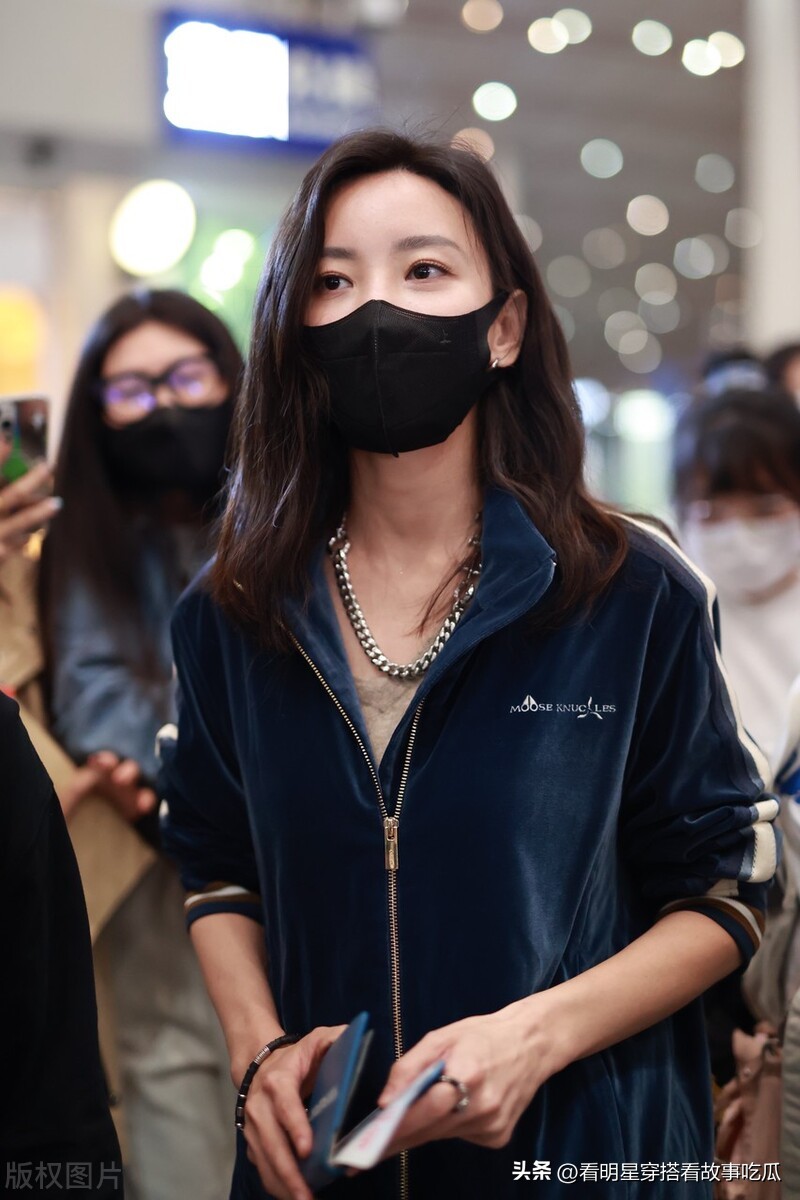 Sister Yu Wenwen wearing a velvet casual jacket appeared in Beijing ...