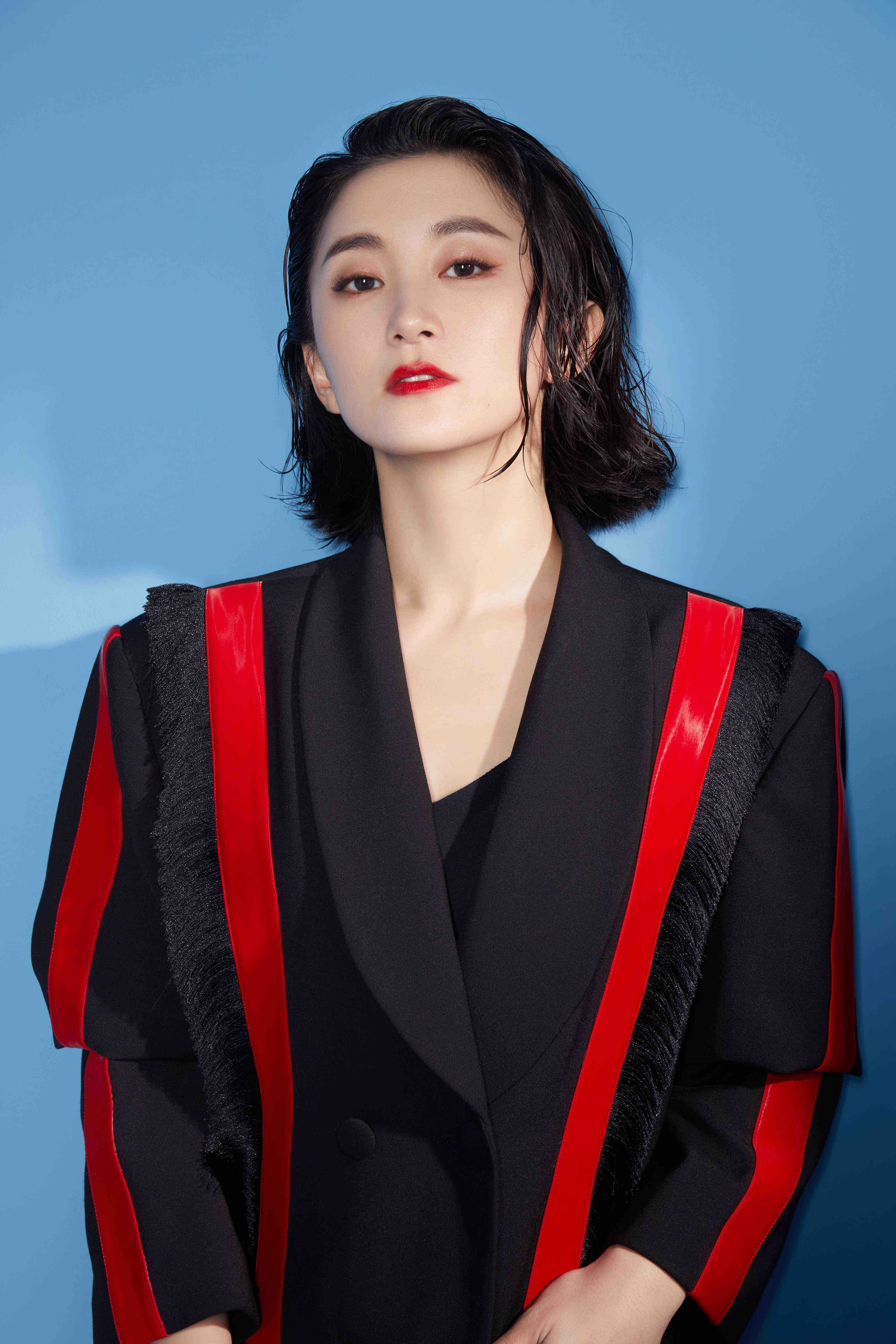 Zhao Qin's stitching-style suit photo is released, cool and stylish ...