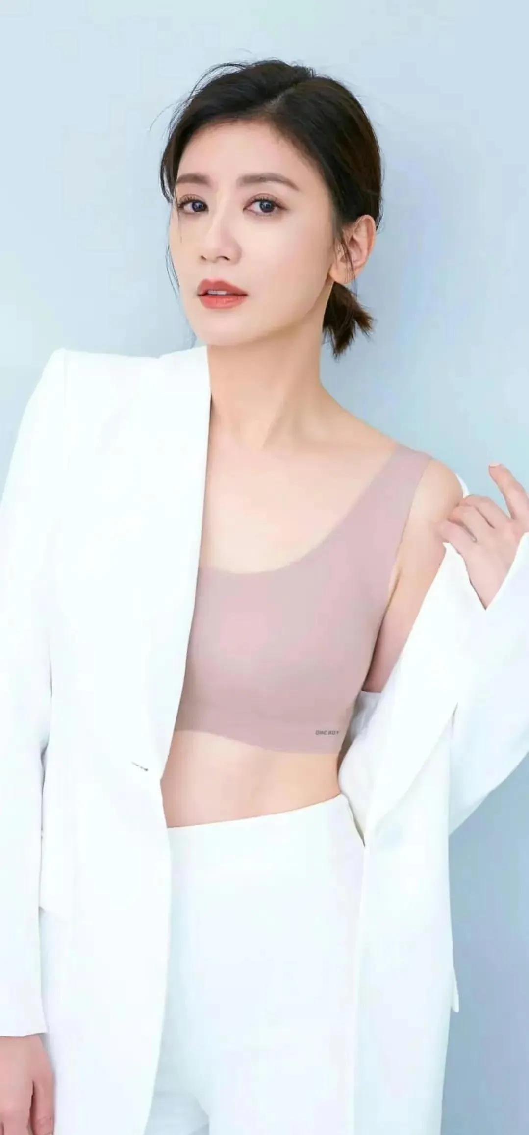 Jia Jingwen's stunning photo - iNEWS