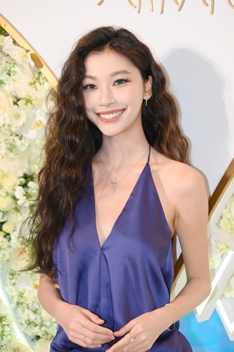 Yi Mengling appeared at the opening ceremony of a jewelry store ...