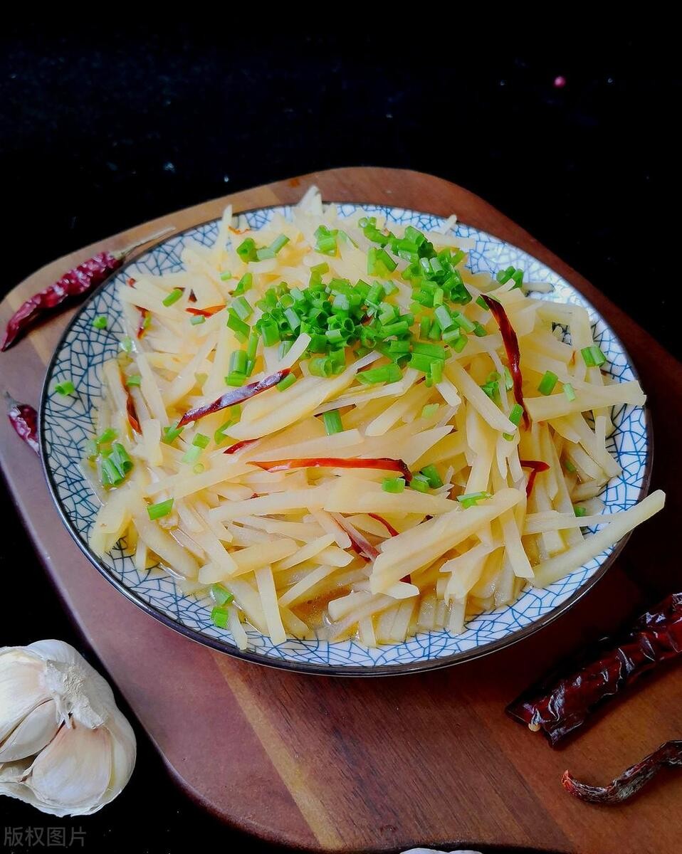 Hot and sour potato shreds, a simple appetizing and healthy home-cooked ...