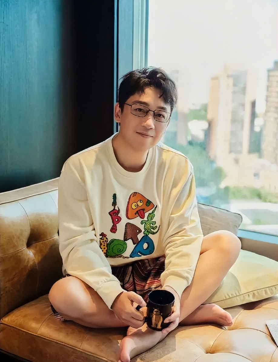 48-year-old Pan Yueming posted a confession late at night!Showing love ...
