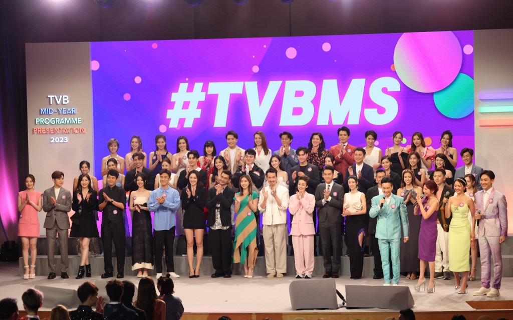 TVB program tour in the second half of the year, Chen Zhanpeng and Chen Hao sandwiched Wu ...