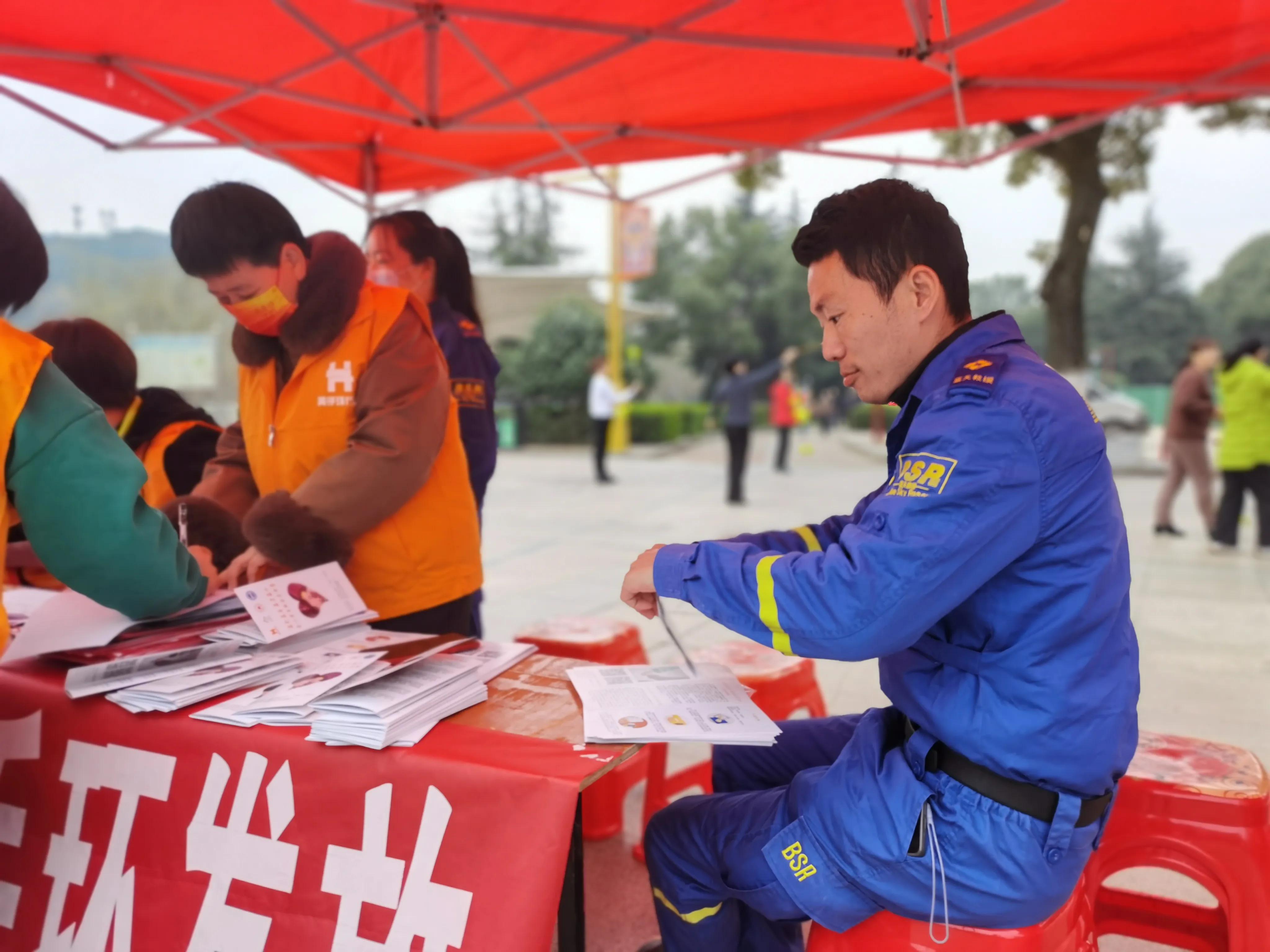 like comrade lei feng - iNEWS