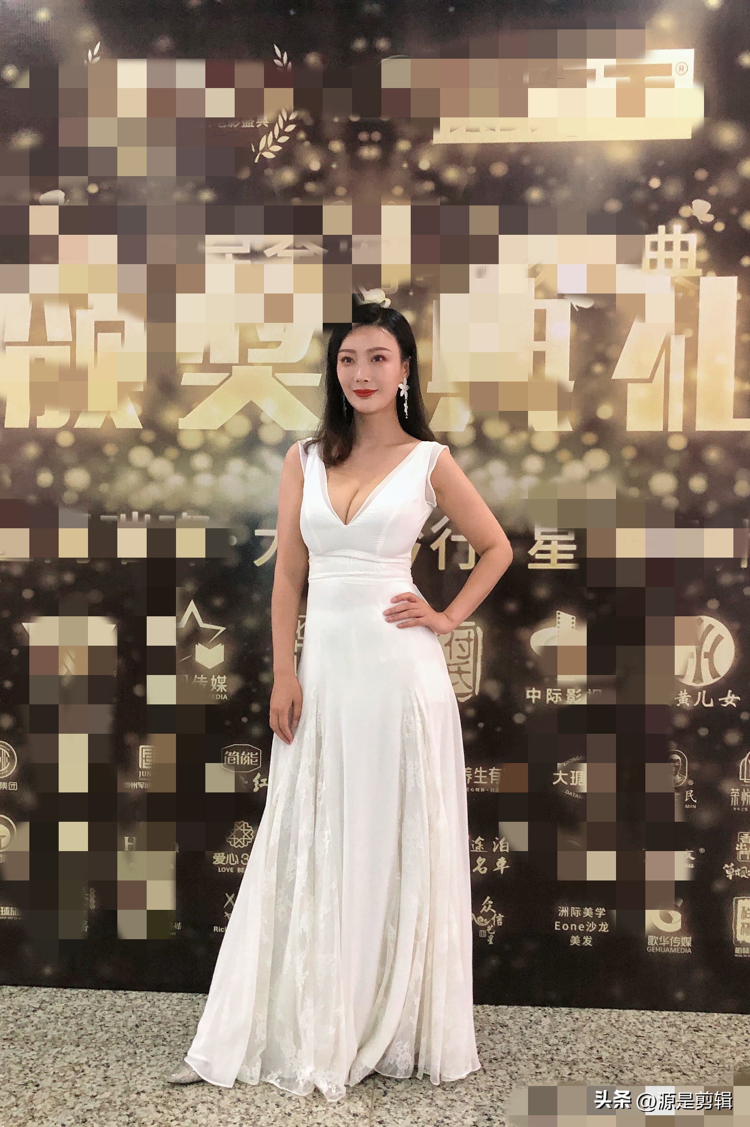 Appreciation of beautiful photos of Wang Li Danni walking on the red ...