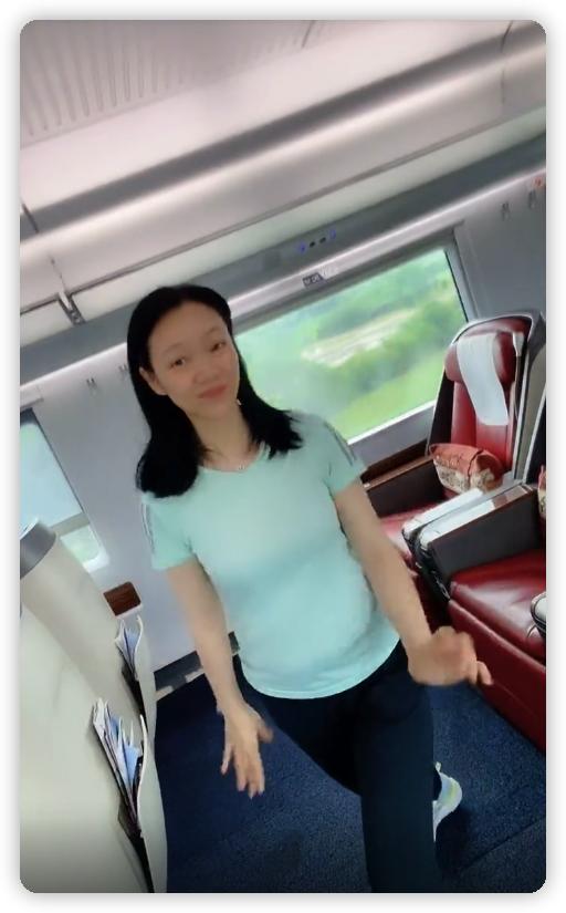 The well-known host Zhou Qun dances in the high-speed train, twisting ...