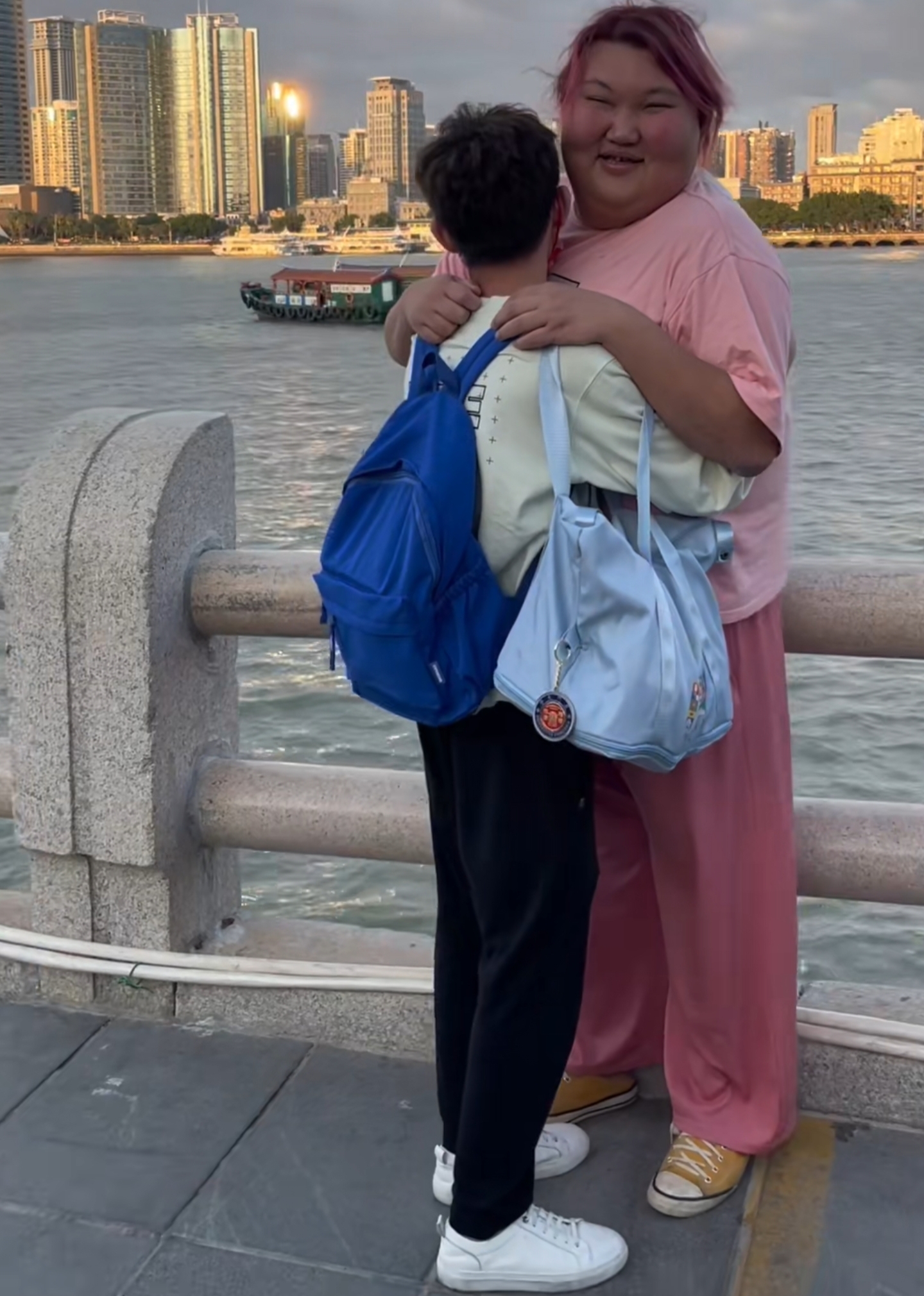 Zhang Jiawen hugs Sister Watermelon, a 400-pound fat man and a 100 ...
