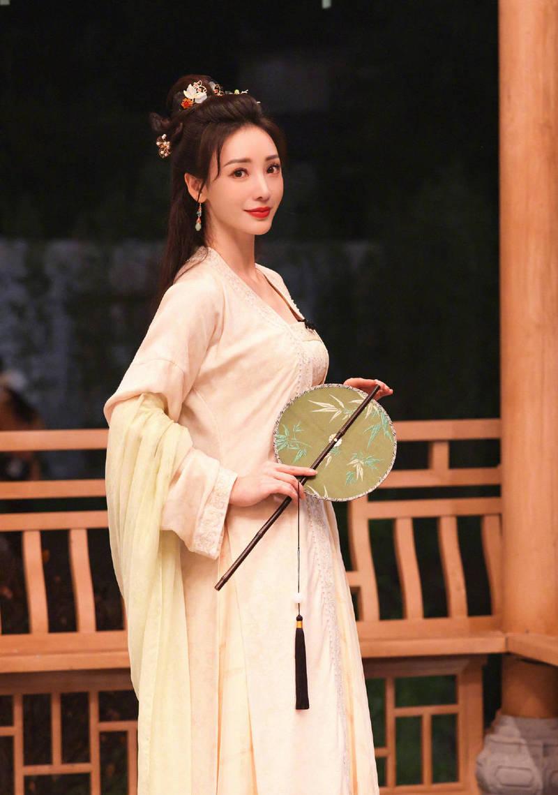 Liu Yan's ancient style photo shoot releases the beautiful face and ...