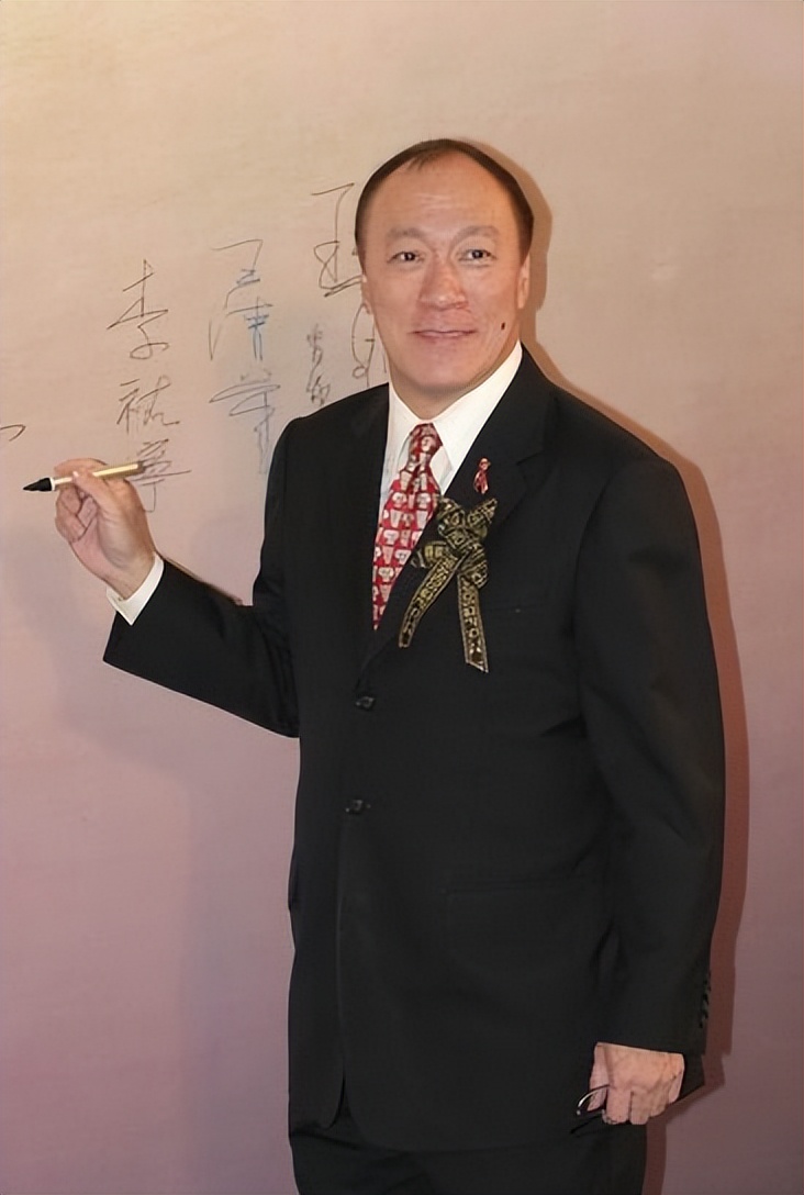 "Men's Nemesis" Weng Jingjing's legendary life, the scolded bloody head ...