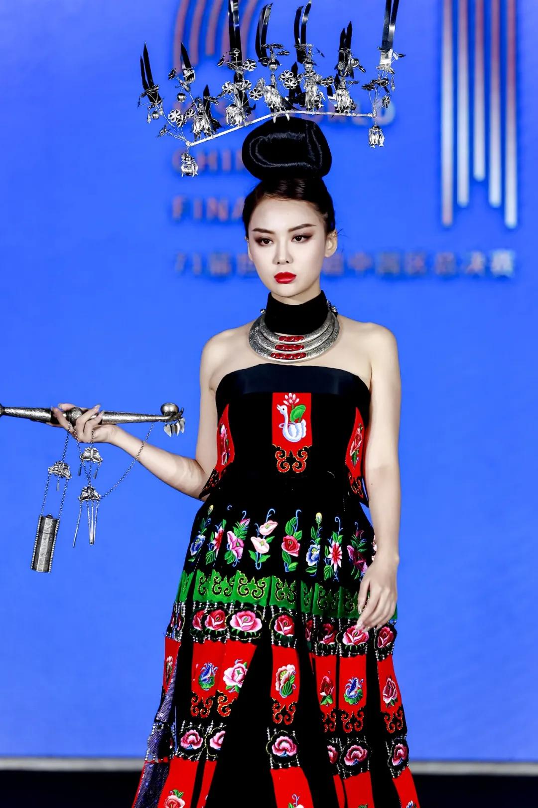 Wearing a dress with elements of the Miao ethnic group, this young lady ...