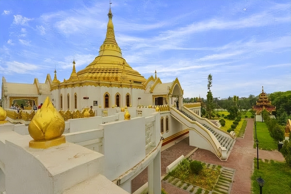 When traveling to Myanmar, try not to stare at beautiful women for a ...