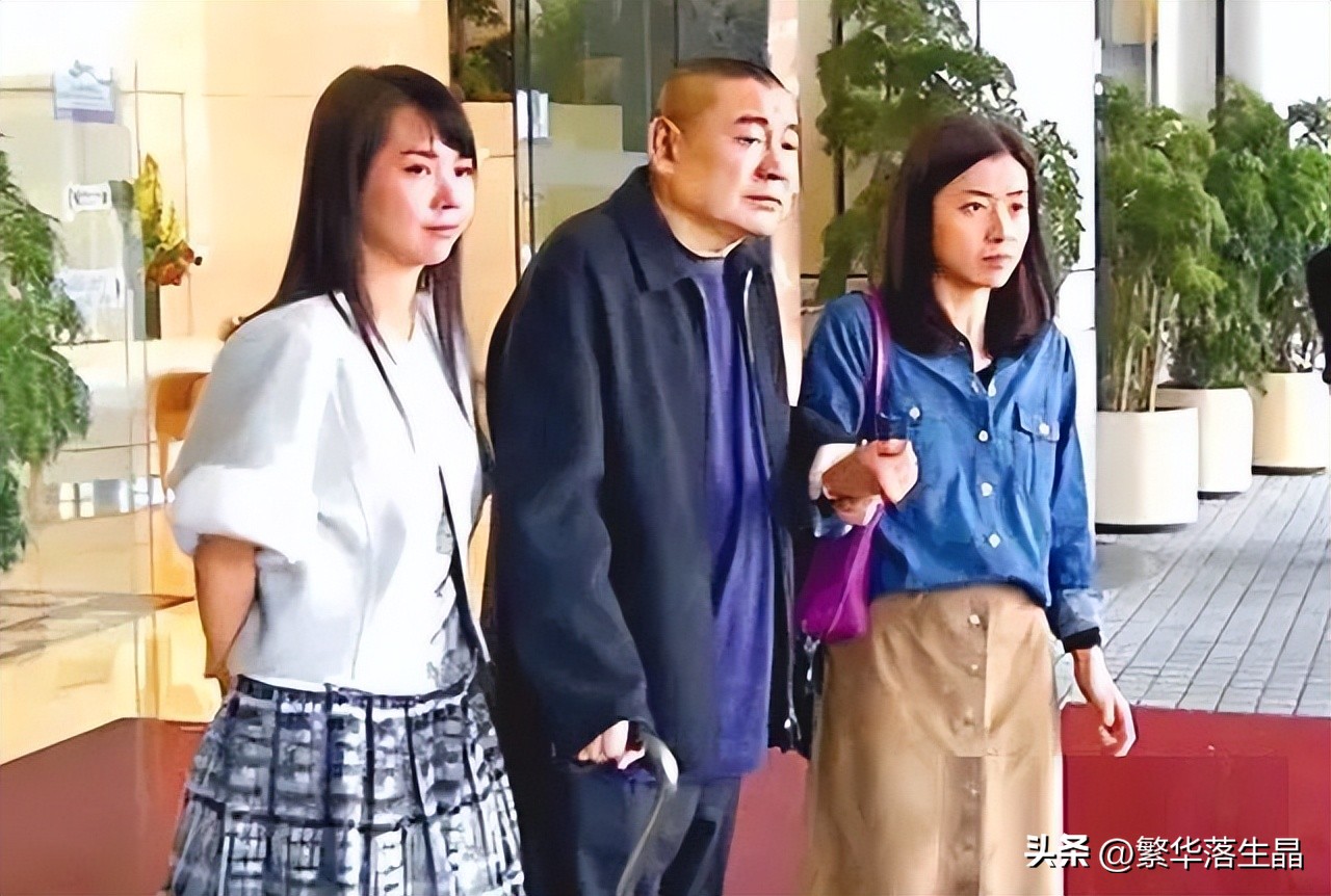 Lu Lijun and Liu Xiuying took a rare group photo, wearing a black dress ...