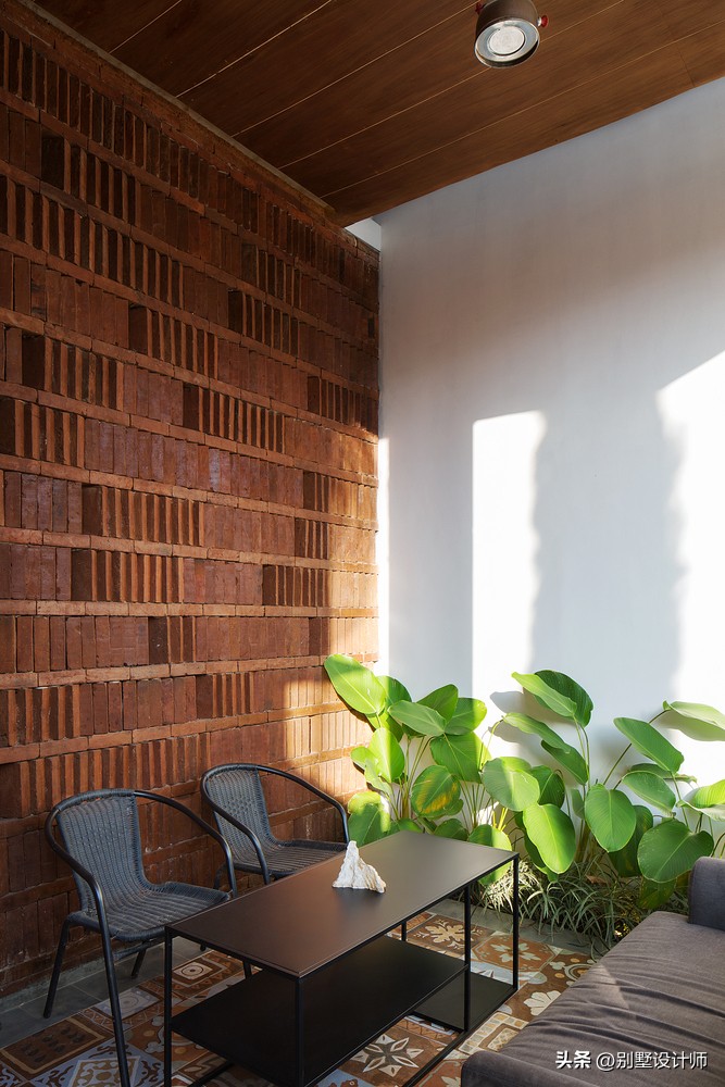 Introducing green plants into the room, filling the space with greenery ...