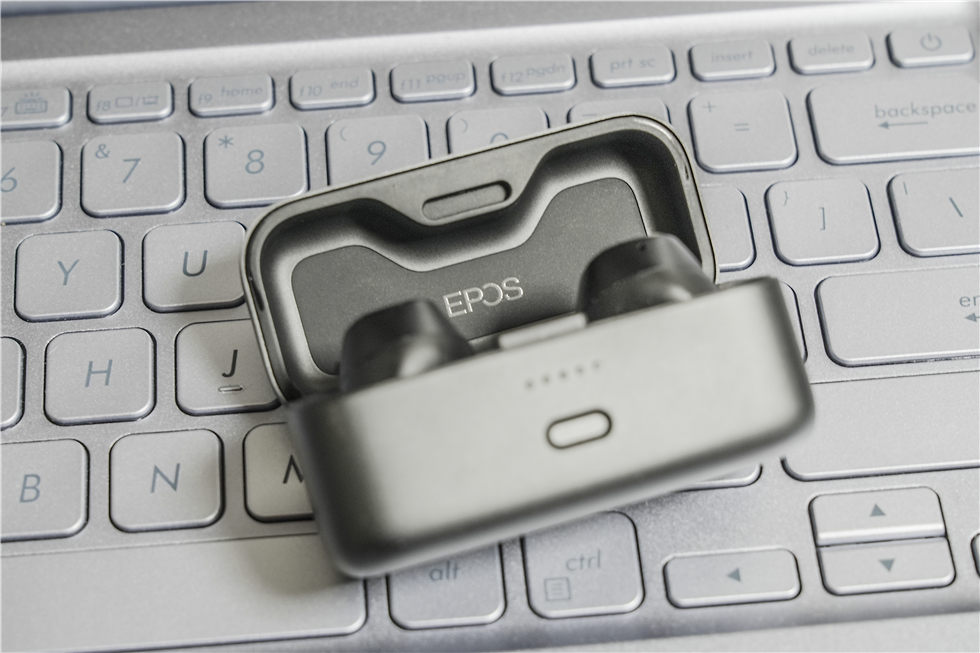 TWS earphones supporting all platforms of PC, game console and tablet ...