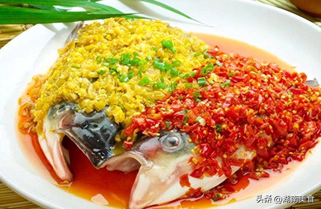 Teach you to make fish head with chopped peppers, fresh and spicy ...