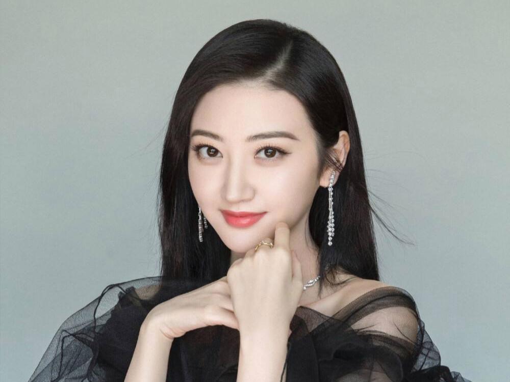 It turns out that the love brain is contagious, and everyone in Jing Tian's dormitory was ...