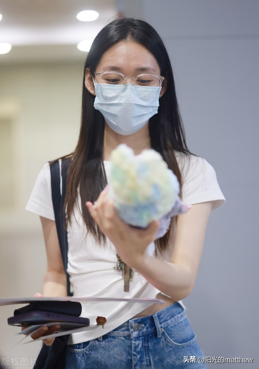Duan Aojuan appeared at Hongqiao Airport, white Tee with jeans casual ...