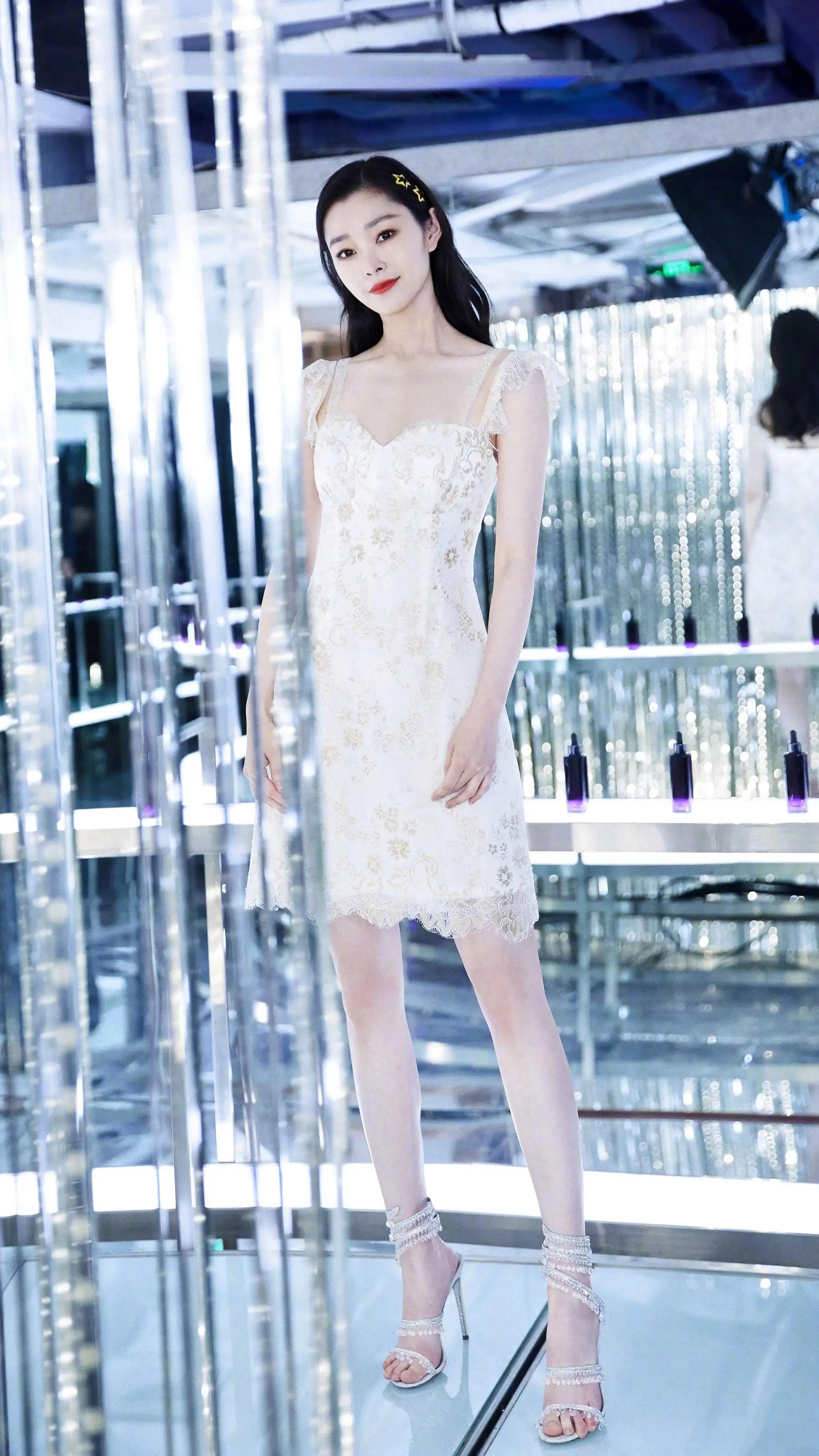 The temptation of beautiful feet of a beauty with ice muscles, Song Zhi ...