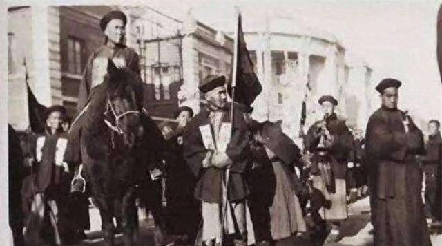 In 1967, how was Puyi buried after his death? Premier Zhou: Respect the ...