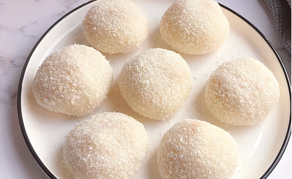 The soft, glutinous and sweet mango glutinous rice cake is simple and ...