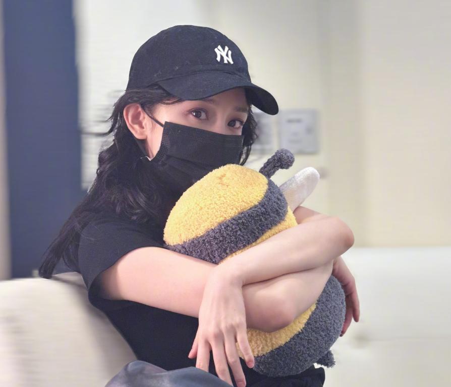 Yang Mi went to Hong Kong to accompany Xiao Nuomi to celebrate her ...