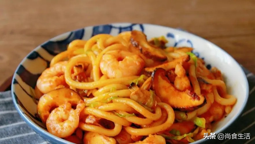 The practice and secret of fried udon, use simple steps to make udon ...