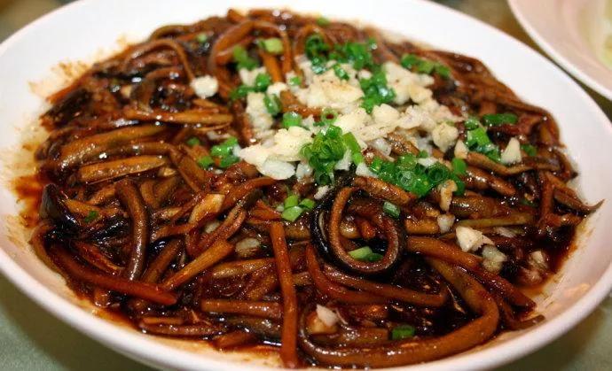 When you go to a Shanghai restaurant, you must order the famous dish of ...