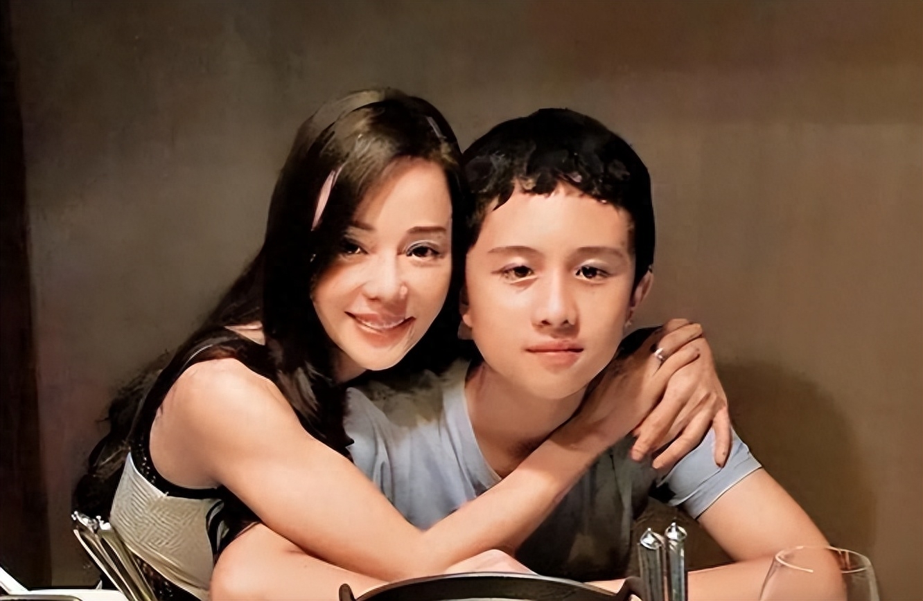 Di Ying shared the bed with her son for 15 years and breastfed her ...