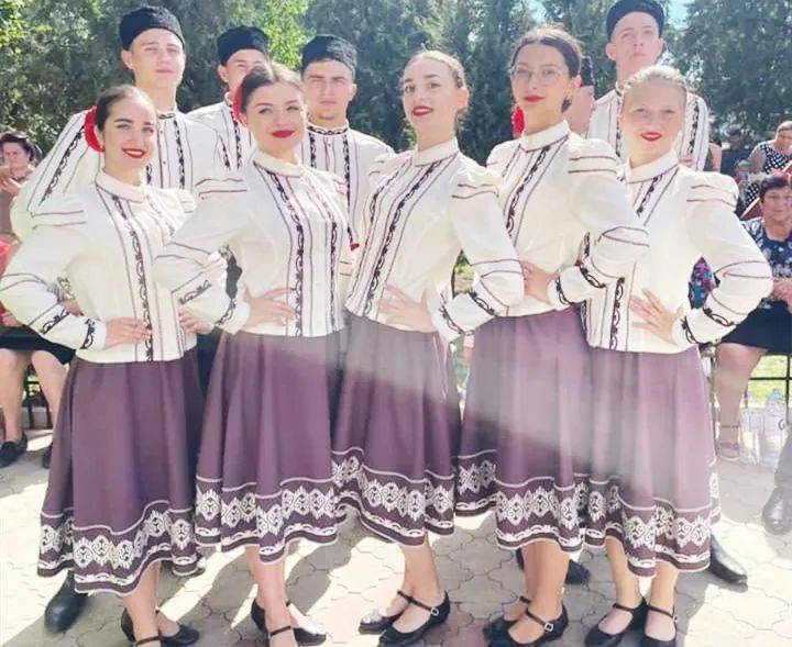 Moldovan classic costumes, walking folklore and culture - iNEWS