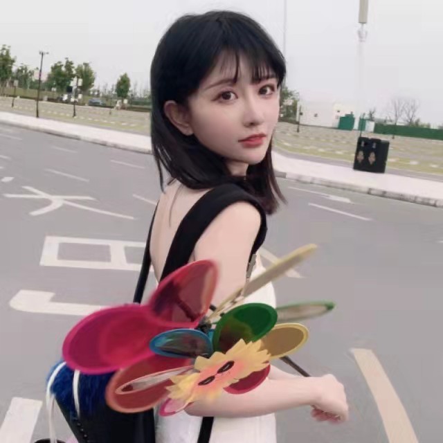 Lin Qiqi's swimsuit appeared but was questioned. She took out her chest ...