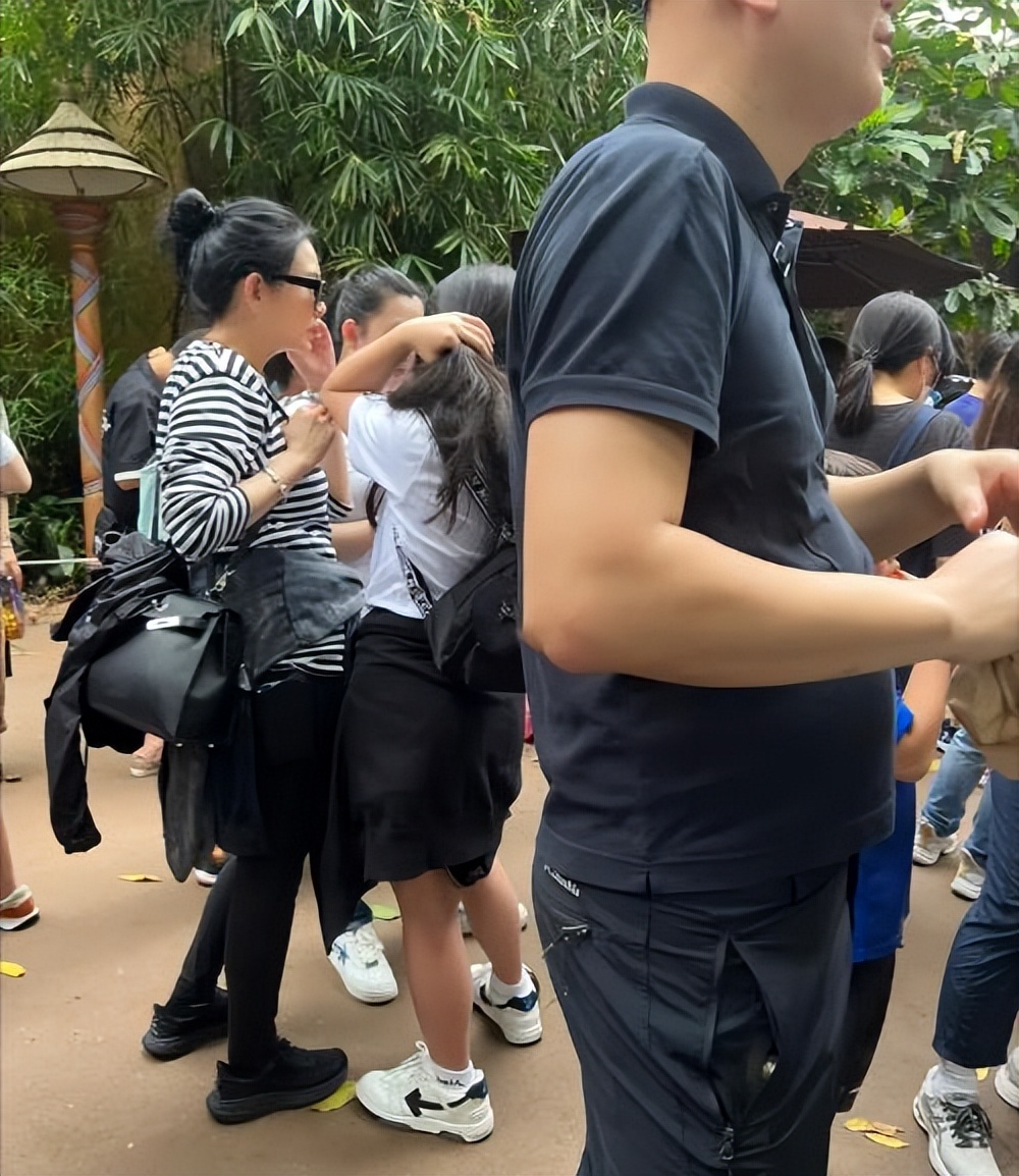 Qiu Shuzhen carried hundreds of thousands of Hermes to visit Disney ...