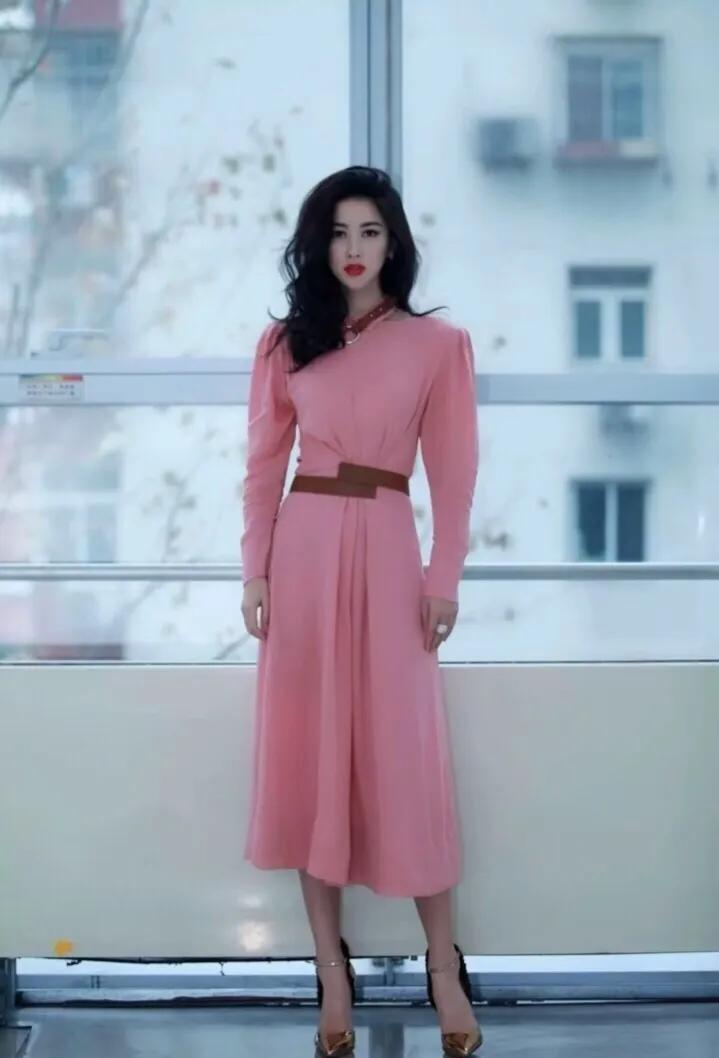 Celebrity Zhu Zhu shows off her good figure - iNEWS