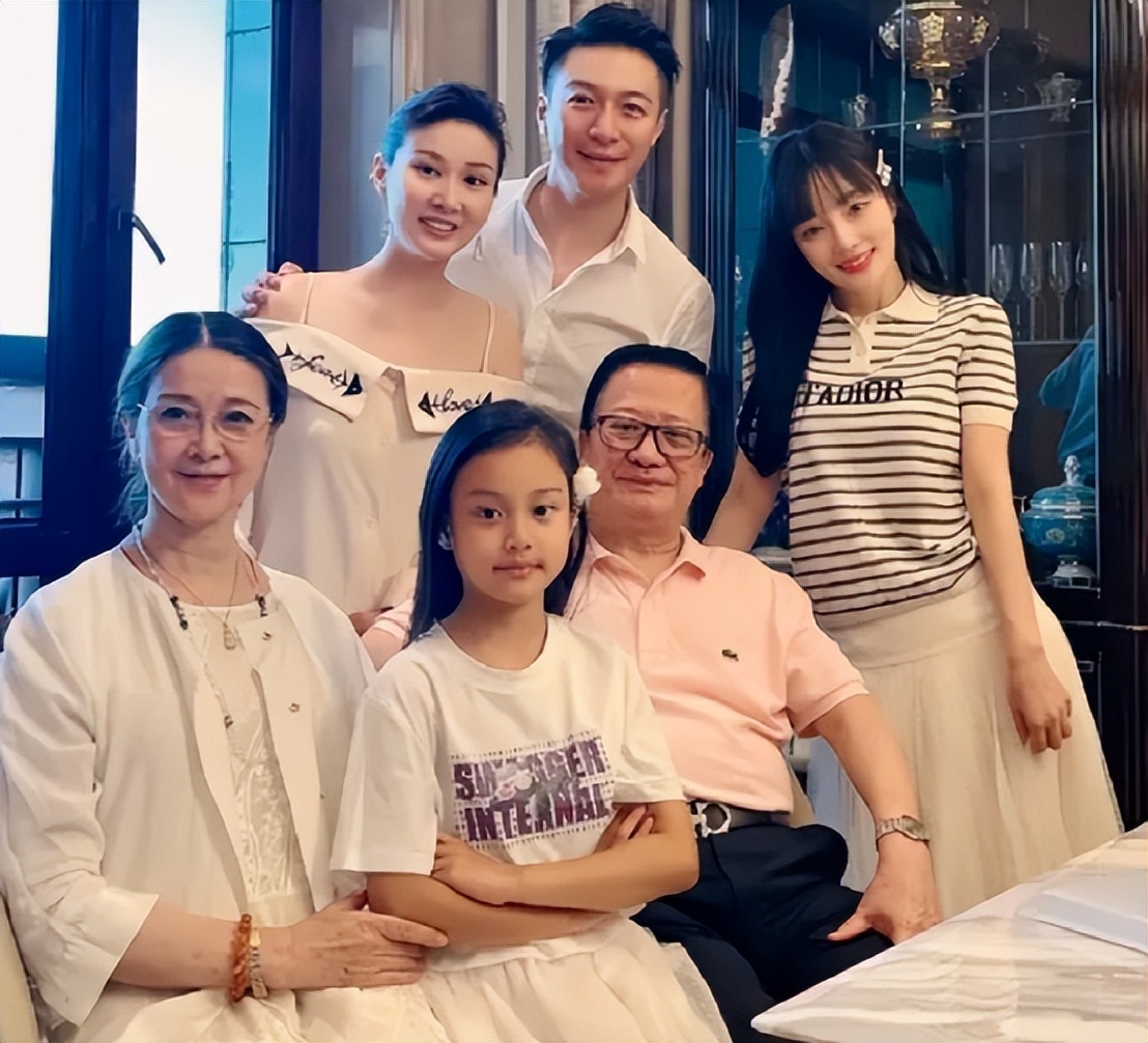 Li Xiaolu's family photos leaked! Dad wears a pink shirt and is still ...