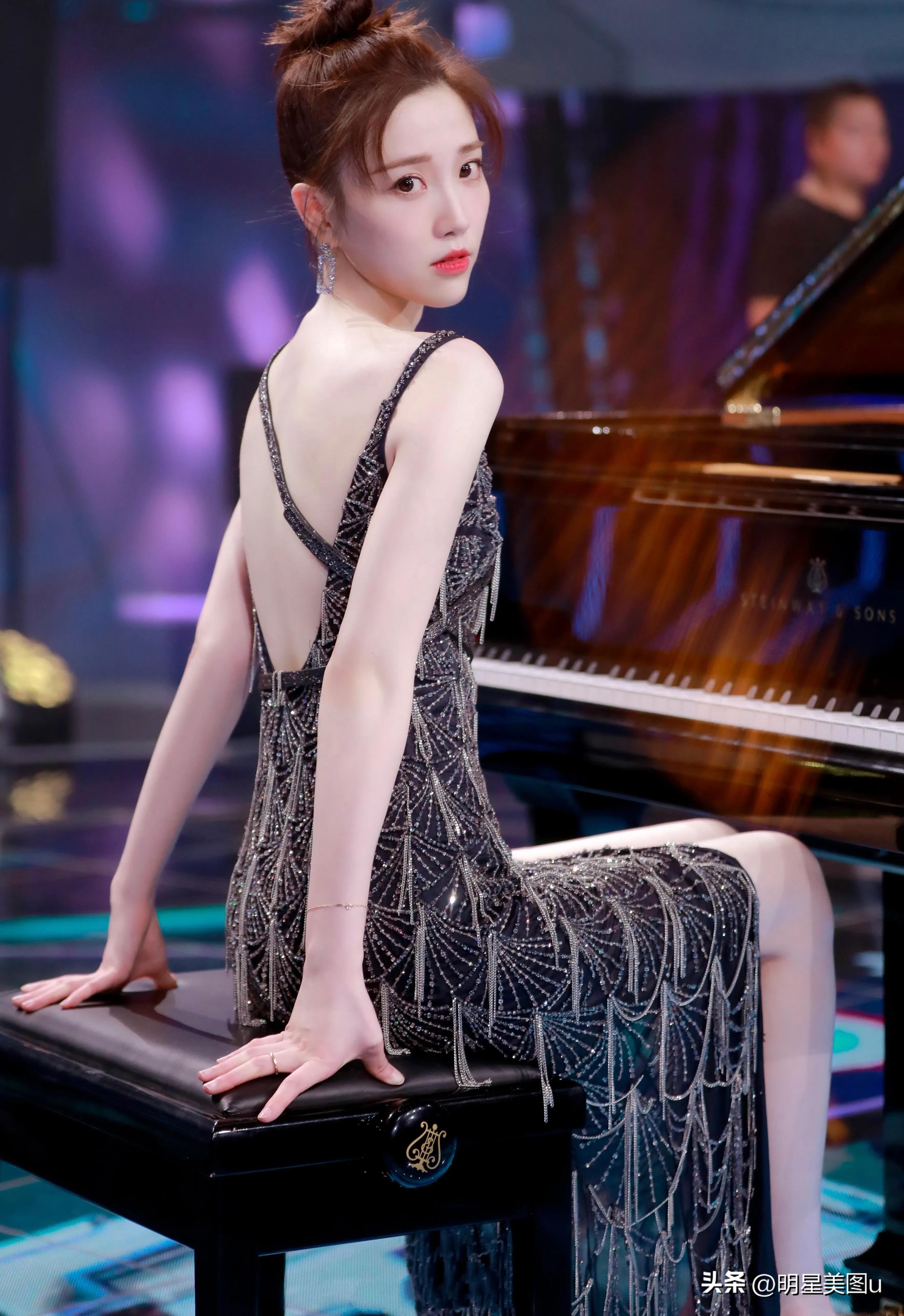 Host Zhang Chunye's high heels - iMedia