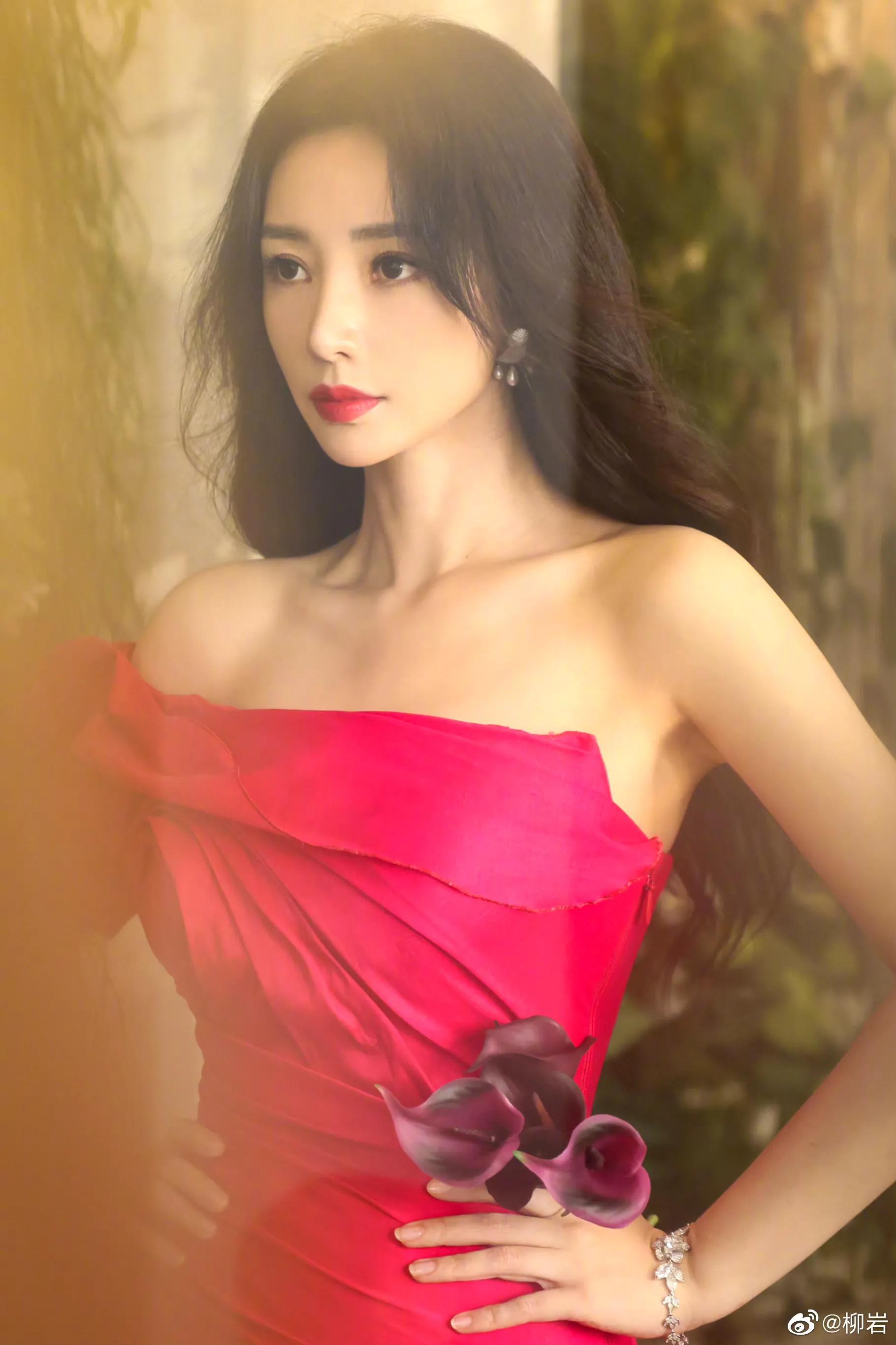 Liu Yan puts red roses on her body, like a delicate rose - iNEWS