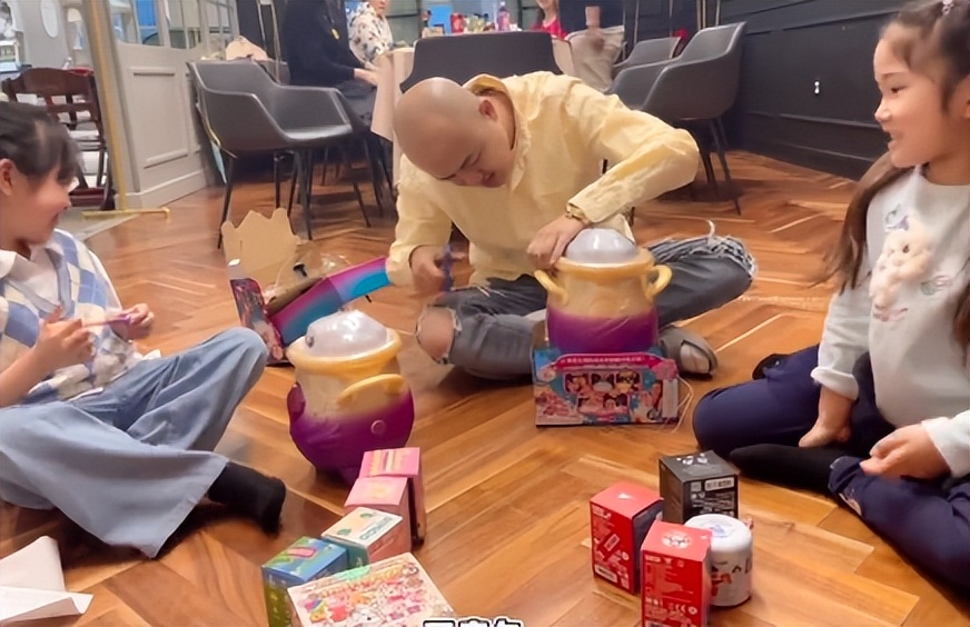 The Bao Beier family is so down-to-earth!Eating instant noodles with my ...