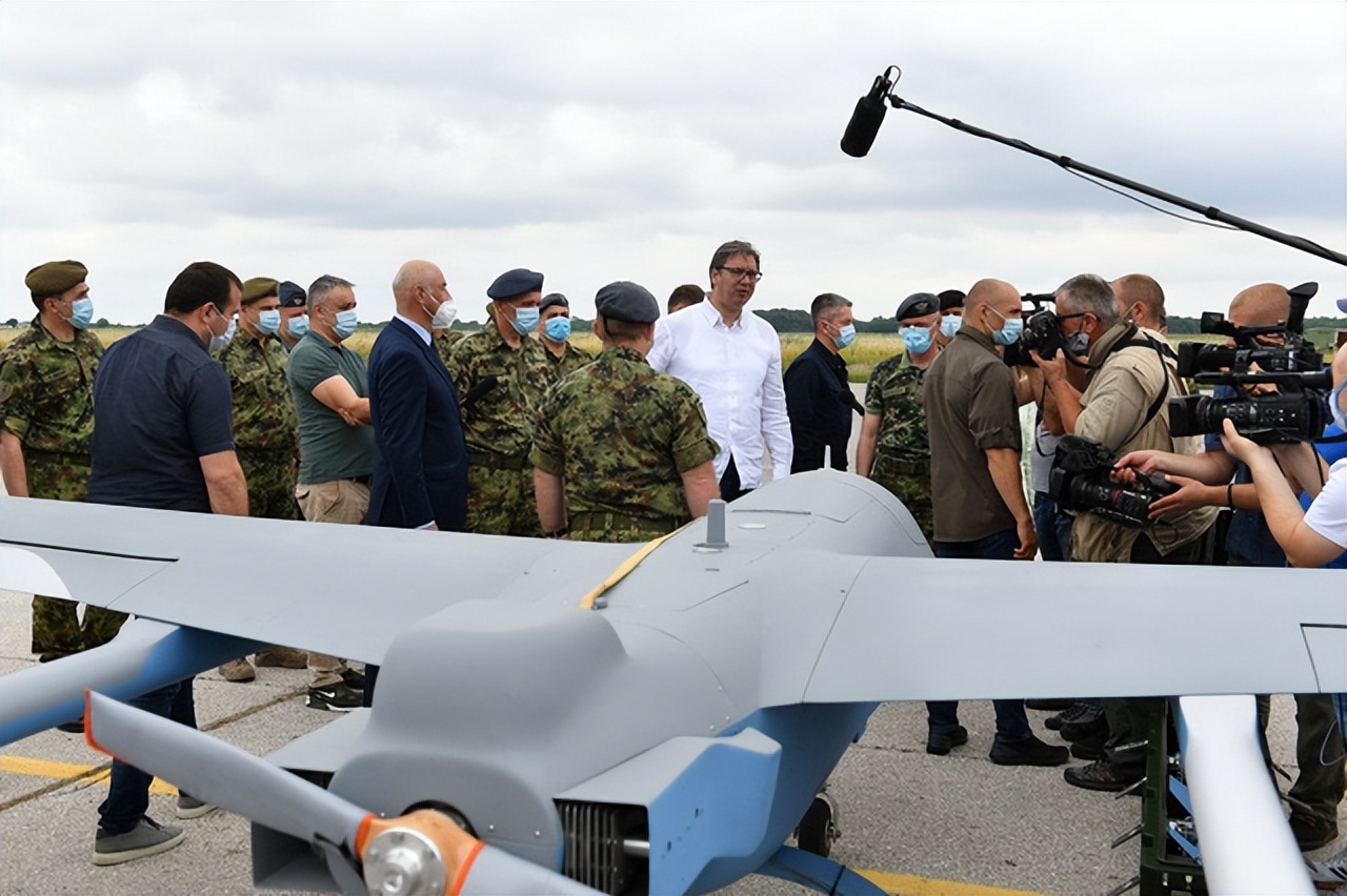 China's 6 Yun-20 planes fly to Europe in a group, and 3 highlights are ...