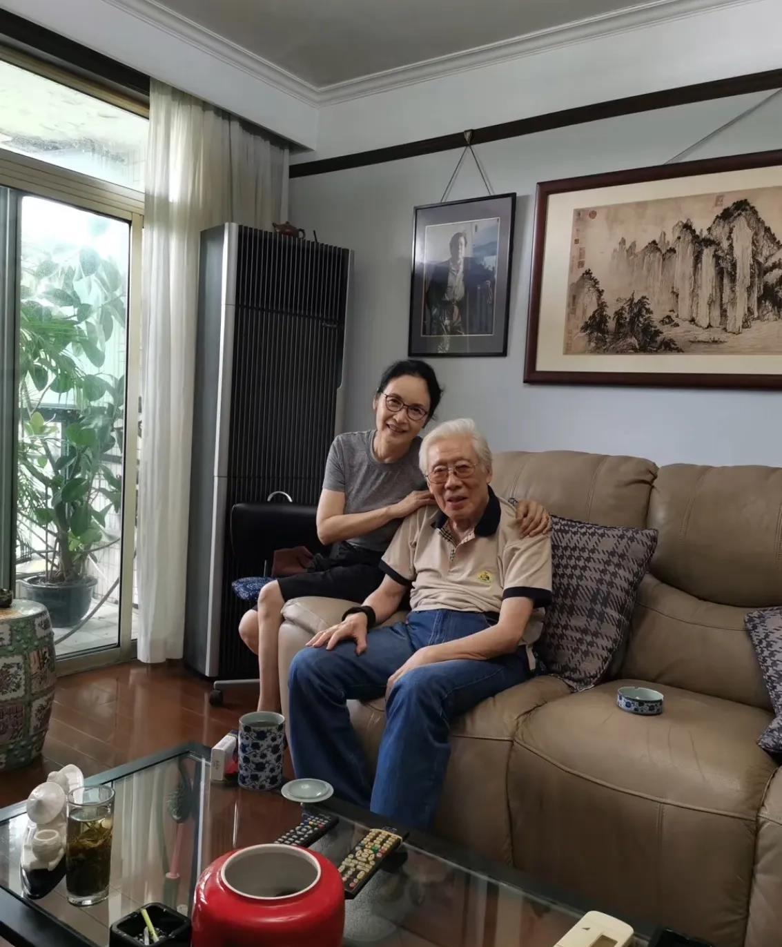 A recent photo of 87-year-old Jiao Huang was revealed. My hair has ...