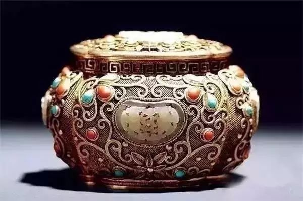 The rouge box in the East is antique, the cosmetic box in the West is ...