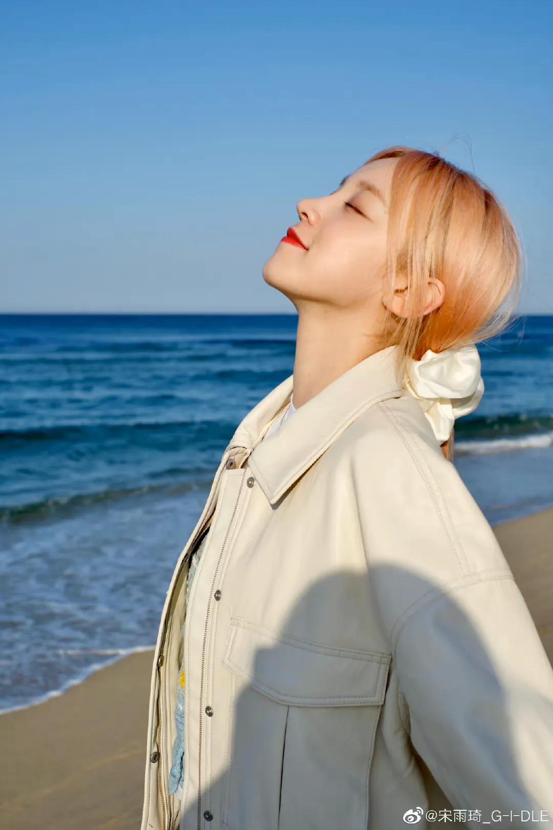 Song Yuqi's pink hair is so beautiful - iNEWS